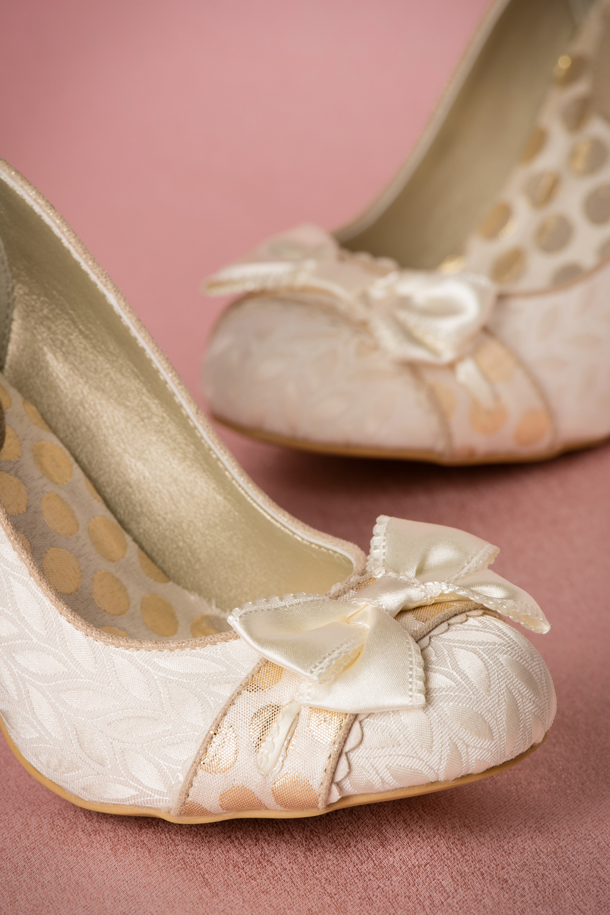 Ruby Shoo Amy Pumps in crème | Shop bij Topvintage