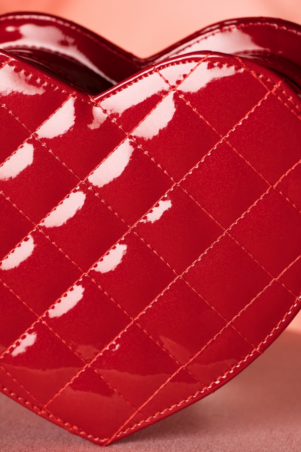 60s Eliza Lacquer Heart Handbag in Red