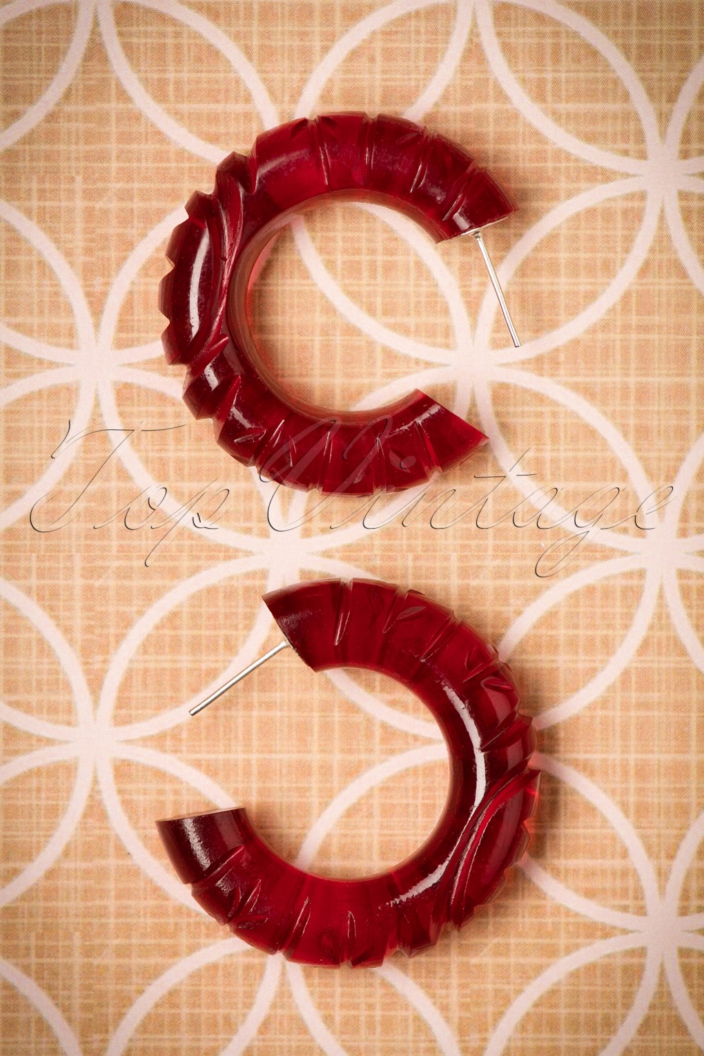 TopVintage Exclusive 30s Eileen Carved Earrings In Wine Red