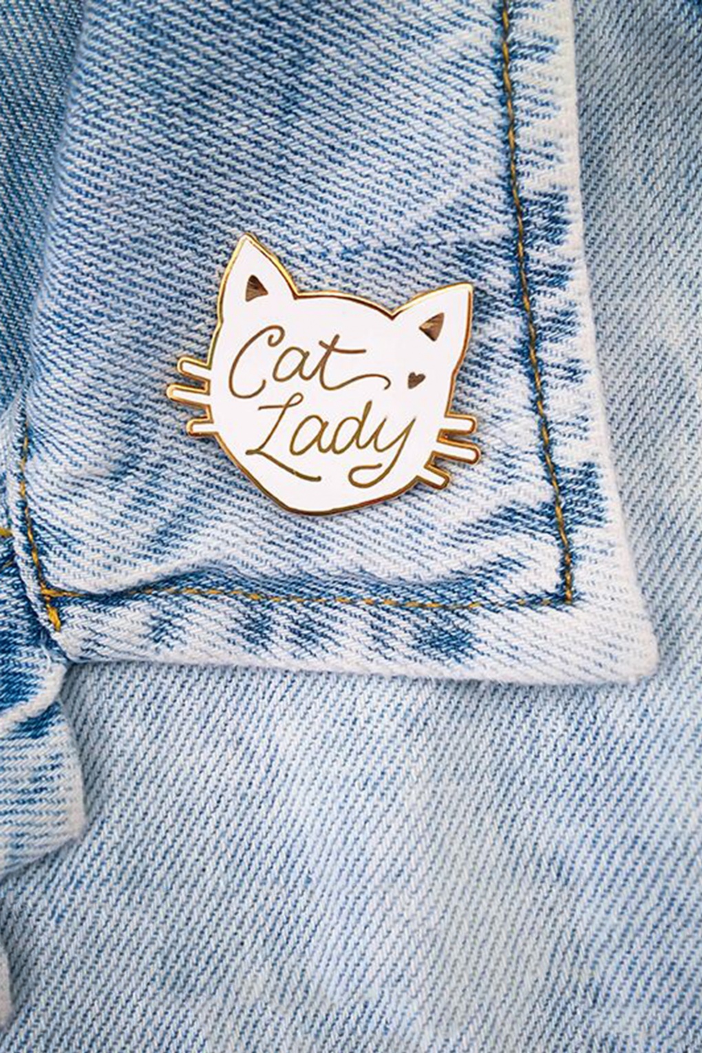Little Arrow Cat Lady vergulde emaille pin in wit | Shop bij Topvintage