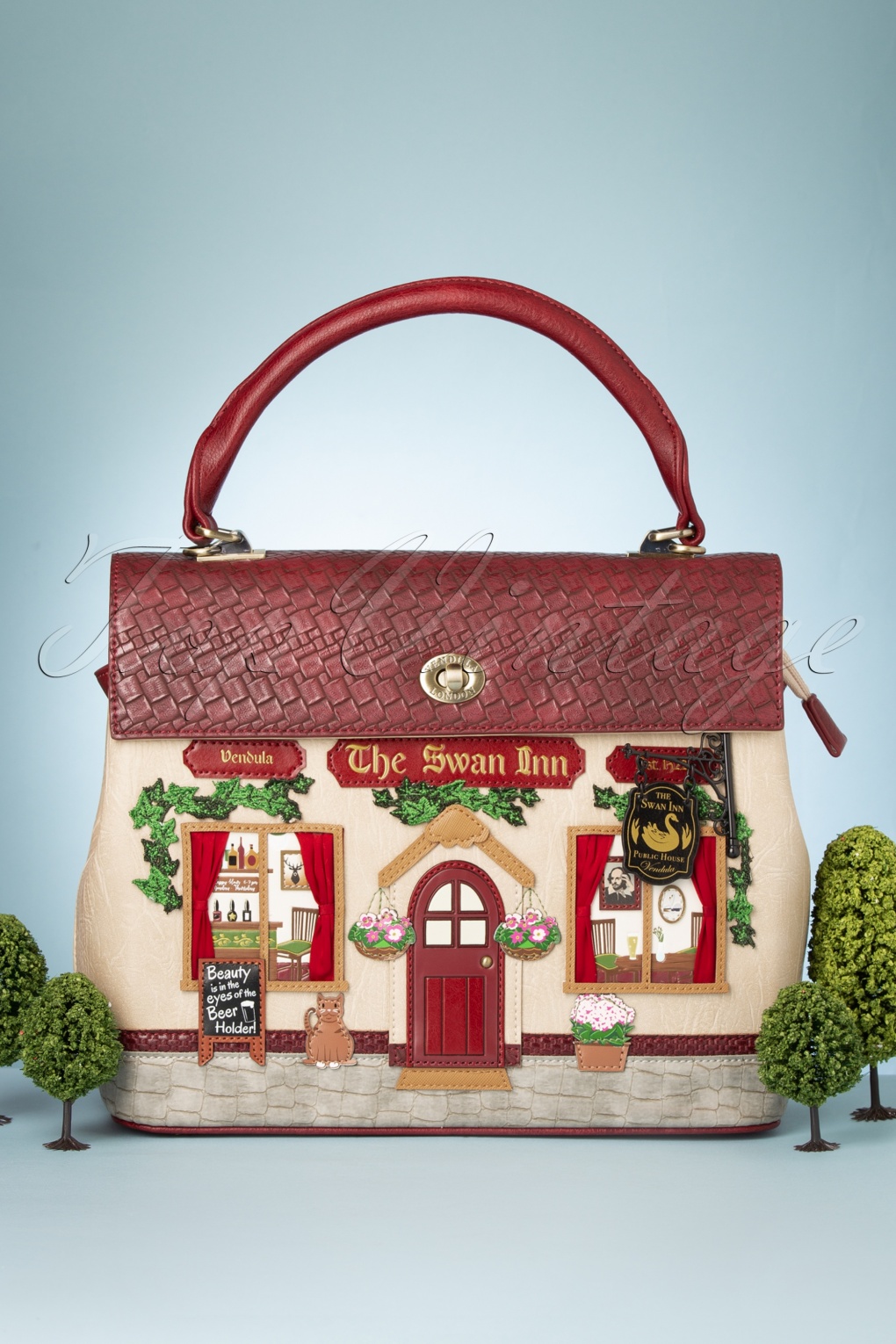 Vendula The Swan Inn Pub Grace Bag in beige en bordeaux | Shop bij ...