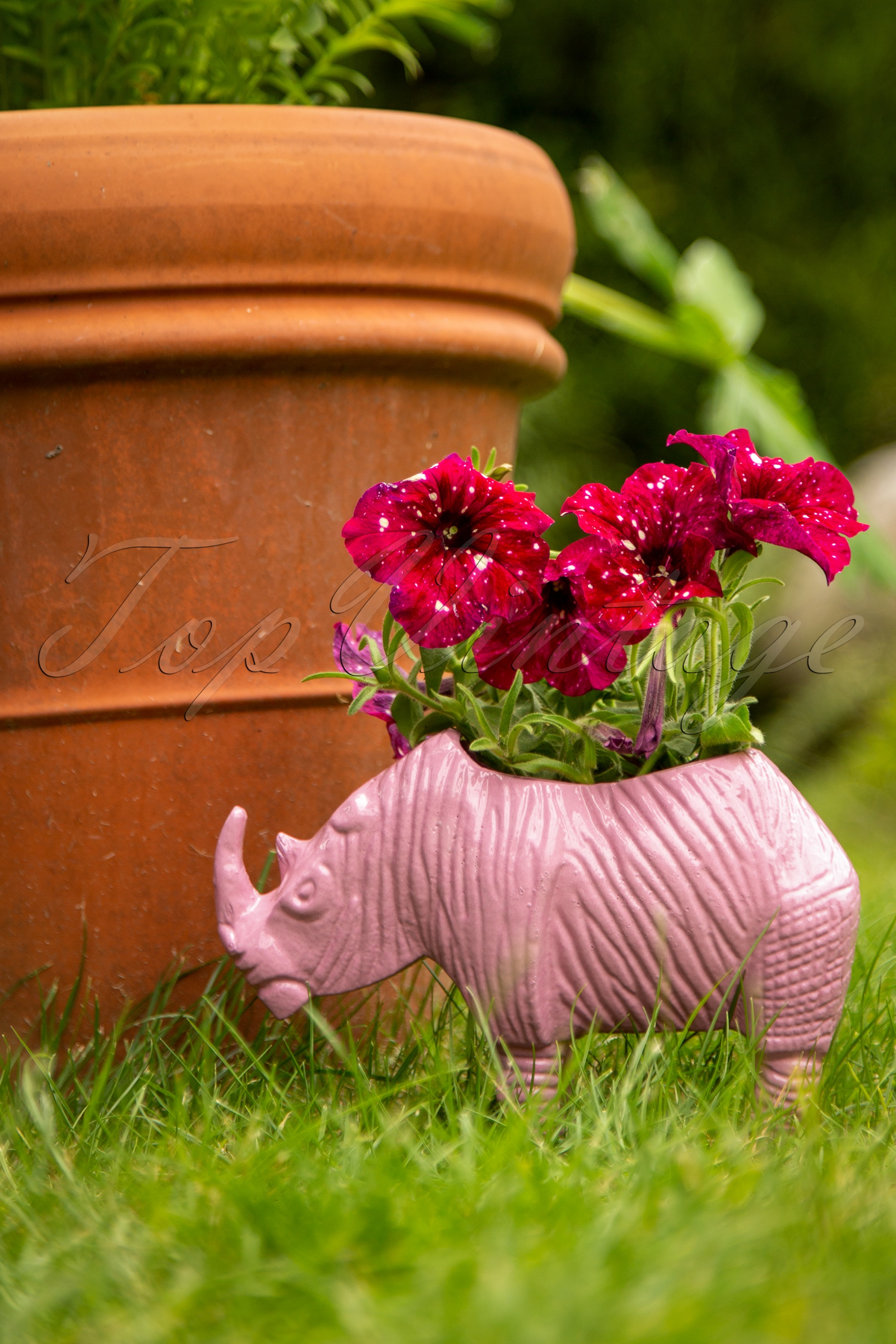 Small Metal Rhino Flower Pot en Rose Rice | Topvintage