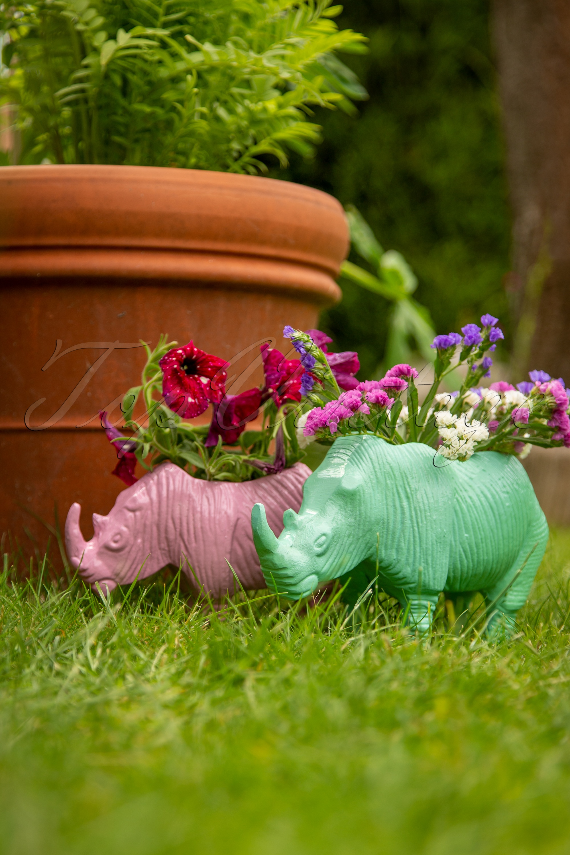 Small Metal Rhino Flower Pot en Rose Rice | Topvintage
