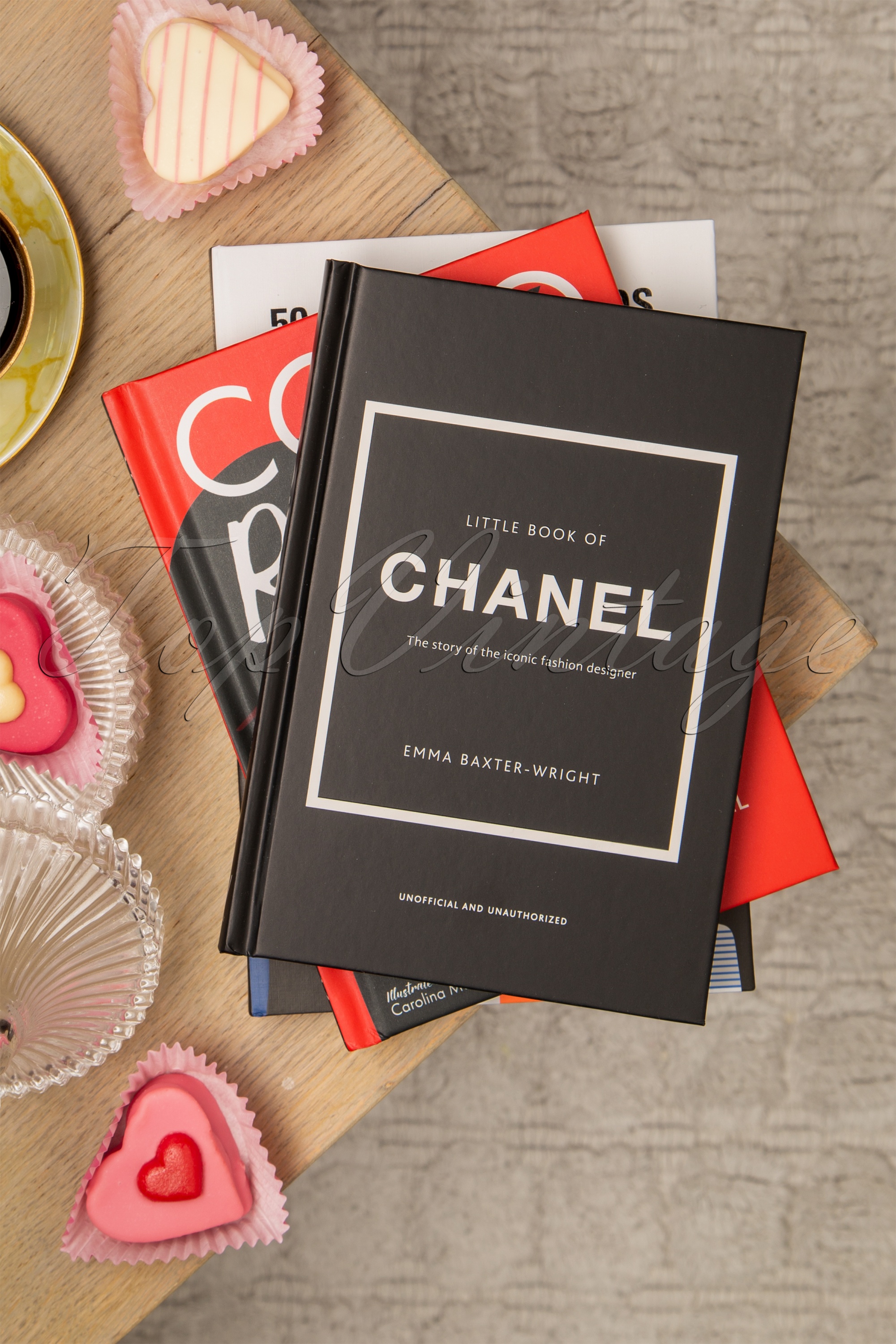 Fashion, Books & More Little Book of Chanel | Acheter chez Topvintage