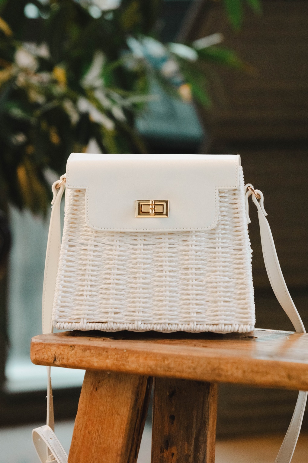 Amici Ollie Rattan Crossbody Tasche in Weiß. | Topvintage